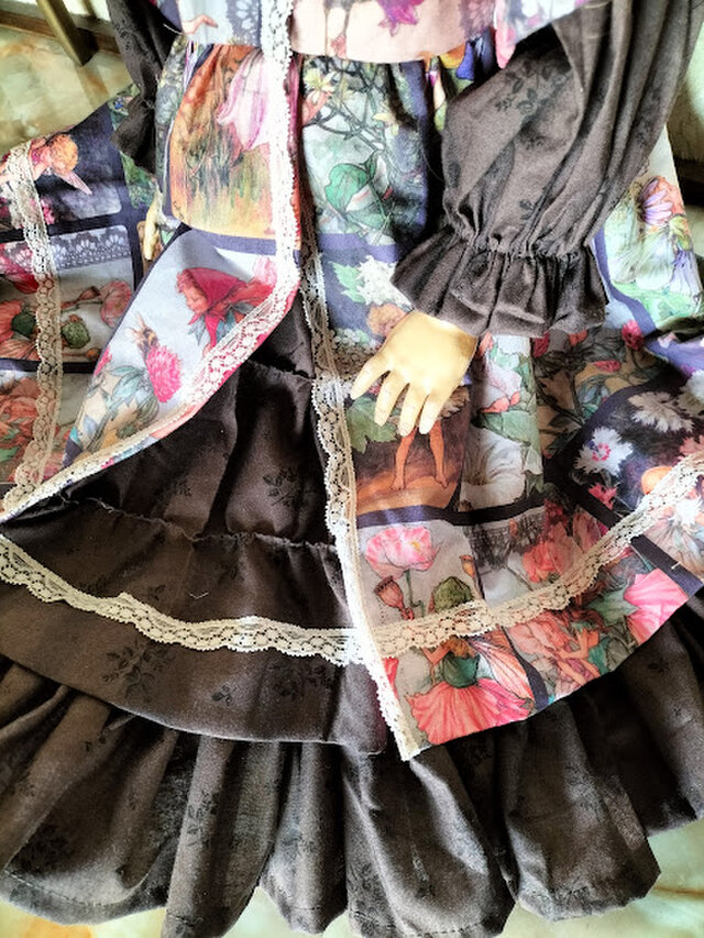 ドールの背丈が67～70cm用 エンジェル柄のドレスとボンネット（ベージュブラウン系） | iichi 日々の暮らしを心地よくするハンドメイドやアンティークのマーケットプレイス