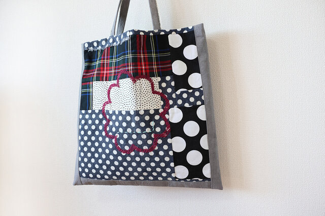 肩掛けことば刺繍トート「zutto zutto isshoドットb」 | iichi 日々の暮らしを心地よくするハンドメイドやアンティークのマーケットプレイス