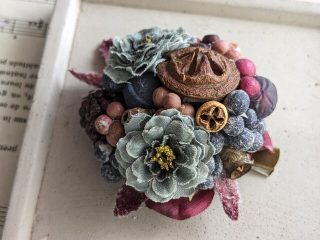 木の実の小さなコサージュ~ヘアーアクセ2way＊*ブラックベリー#8 | iichi 日々の暮らしを心地よくするハンドメイドやアンティークのマーケットプレイス