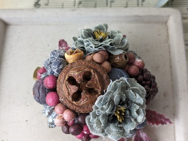 木の実の小さなコサージュ~ヘアーアクセ2way＊*ブラックベリー#8 | iichi 日々の暮らしを心地よくするハンドメイドやアンティークのマーケットプレイス