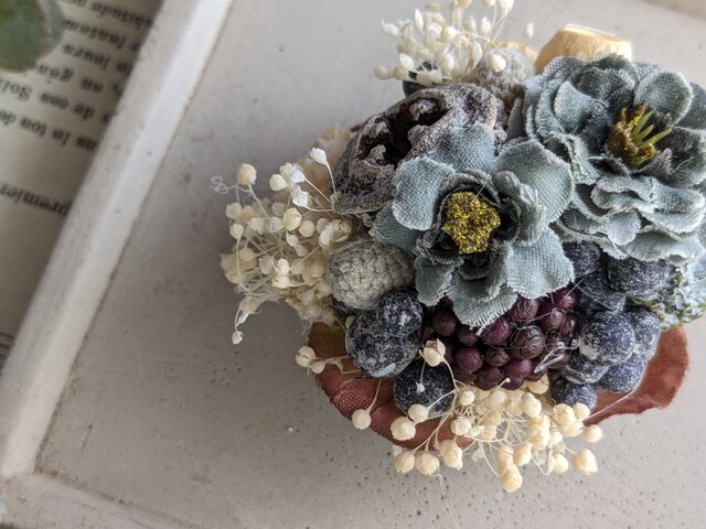 木の実の小さなコサージュ~ヘアーアクセ2way＊*ブラックベリー#9 | iichi 日々の暮らしを心地よくするハンドメイドやアンティークのマーケットプレイス