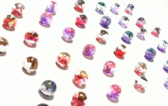 桃螺鈿と紫のまんまるピアスイヤリング1793 | iichi 日々の暮らしを心地よくするハンドメイドやアンティークのマーケットプレイス