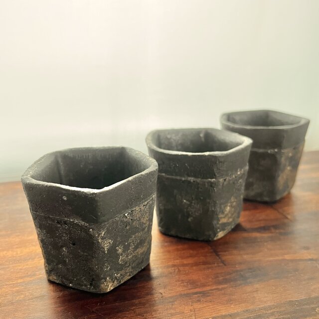 お猪口 黒釉&黒泥彩 「背守り」kaukaku No.1、2、3 | iichi 日々の暮らしを心地よくするハンドメイドやアンティークのマーケットプレイス