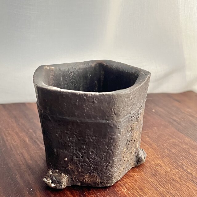 黒釉&黒泥彩 ぐい呑み「背守り」kaukaku tekuteku No.1、2、3 | iichi 日々の暮らしを心地よくするハンドメイドやアンティークのマーケットプレイス