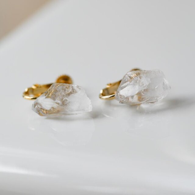 【一点物】 クォーツ (水晶) イヤリング 原石 鉱物 天然石 ハンドメイド アクセサリー パワーストーン (No.2415) | iichi 日々の暮らしを心地よくするハンドメイドや ...