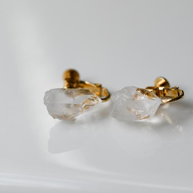 【一点物】 クォーツ (水晶) イヤリング 原石 鉱物 天然石 ハンドメイド アクセサリー パワーストーン (No.2415) | iichi 日々の暮らしを心地よくするハンドメイドや ...