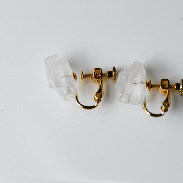 【一点物】 クォーツ (水晶) イヤリング 原石 鉱物 天然石 ハンドメイド アクセサリー パワーストーン (No.2415) | iichi 日々の暮らしを心地よくするハンドメイドや ...