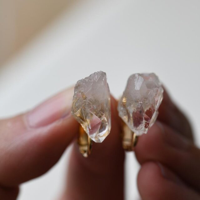 【一点物】 クォーツ (水晶) イヤリング 原石 鉱物 天然石 ハンドメイド アクセサリー パワーストーン (No.2415) | iichi 日々の暮らしを心地よくするハンドメイドや ...