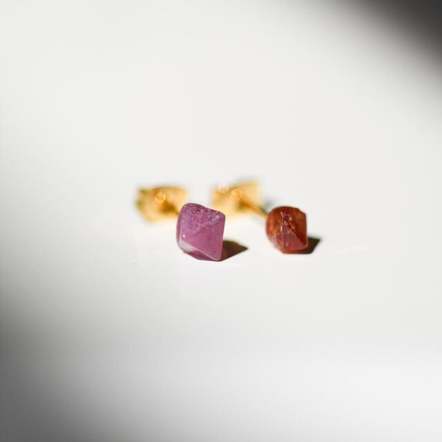 【一点物】 スピネル ピアス 原石 鉱物 天然石 金属アレルギー対応 パワーストーン (No.2408) | iichi 日々の暮らしを心地よくするハンドメイドやアンティークのマーケットプレイス