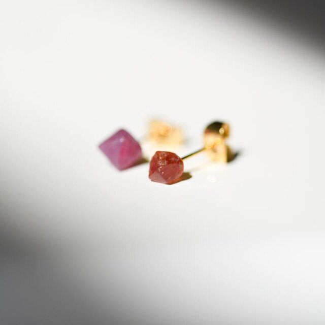【一点物】 スピネル ピアス 原石 鉱物 天然石 金属アレルギー対応 パワーストーン (No.2408) | iichi 日々の暮らしを心地よくするハンドメイドやアンティークのマーケットプレイス
