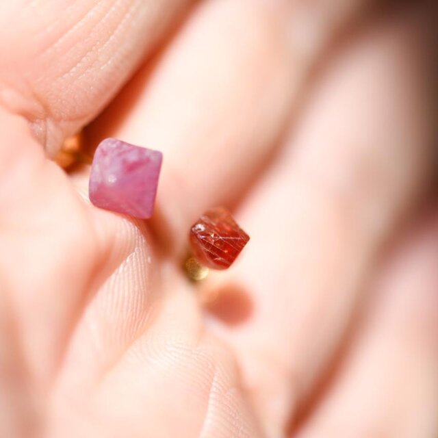 【一点物】 スピネル ピアス 原石 鉱物 天然石 金属アレルギー対応 パワーストーン (No.2408) | iichi 日々の暮らしを心地よくするハンドメイドやアンティークのマーケットプレイス