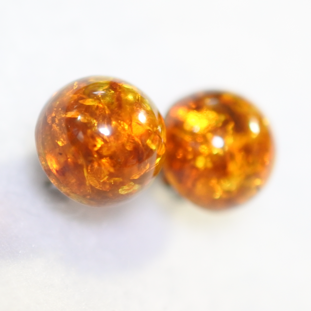 （1点もの）バルティックアンバーのスタッドピアス・10mm（チタンポスト） | iichi 日々の暮らしを心地よくするハンドメイドやアンティークのマーケットプレイス