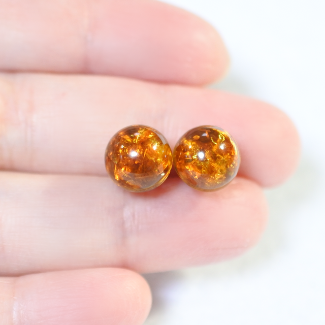 （1点もの）バルティックアンバーのスタッドピアス・10mm（チタンポスト） | iichi 日々の暮らしを心地よくするハンドメイドやアンティークのマーケットプレイス