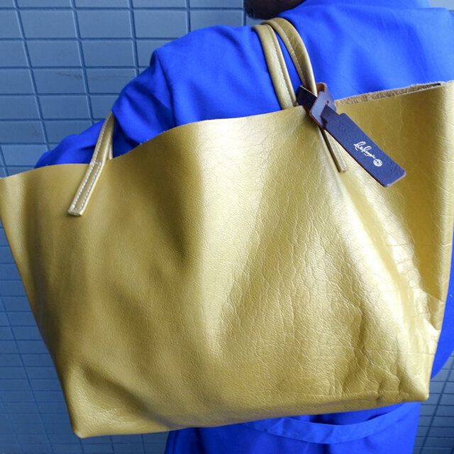 【期間限定】ゴールド 大口 大容量 肩がけ 兼用 本革 ハンドメイド871 | iichi 日々の暮らしを心地よくするハンドメイドやアンティークのマーケットプレイス