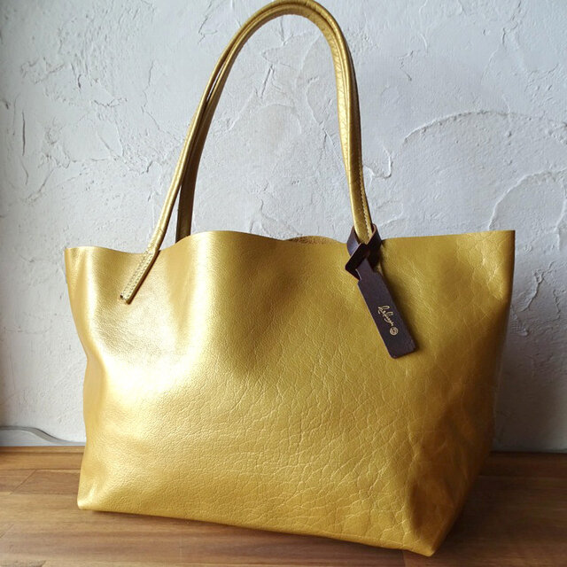 【期間限定】ゴールド 大口 大容量 肩がけ 兼用 本革 ハンドメイド871 | iichi 日々の暮らしを心地よくするハンドメイドやアンティークのマーケットプレイス