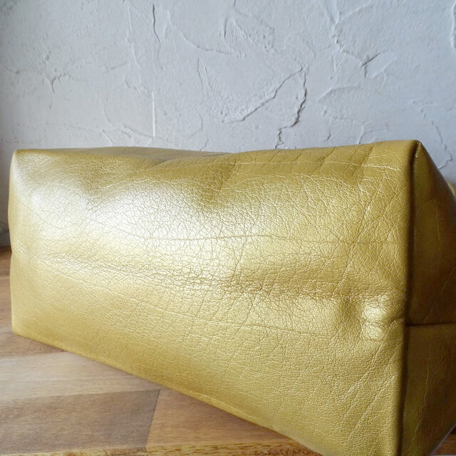 【期間限定】ゴールド 大口 大容量 肩がけ 兼用 本革 ハンドメイド871 | iichi 日々の暮らしを心地よくするハンドメイドやアンティークのマーケットプレイス