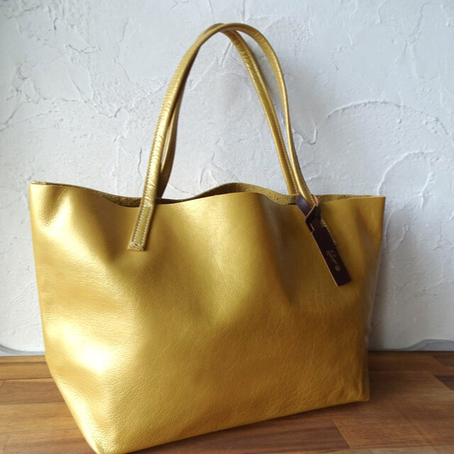 【期間限定】ゴールド 大口 大容量 肩がけ 兼用 本革 ハンドメイド871 | iichi 日々の暮らしを心地よくするハンドメイドやアンティークのマーケットプレイス