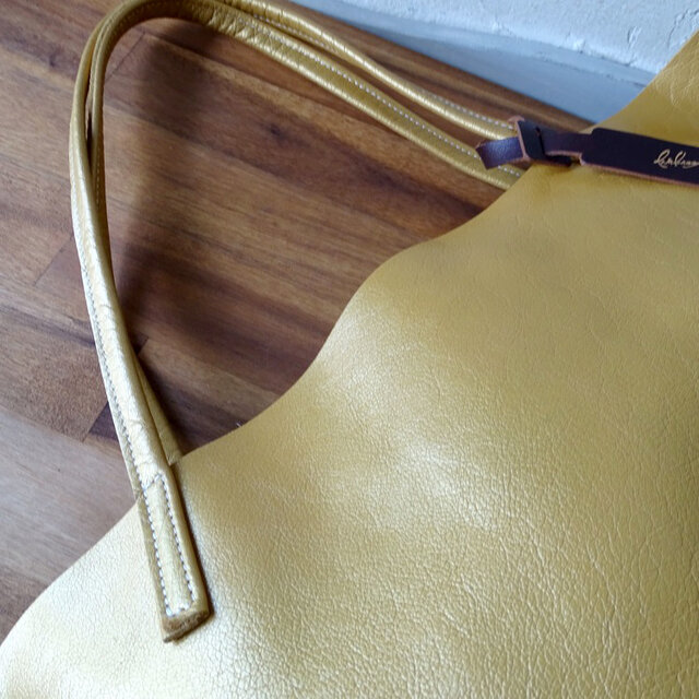 【期間限定】ゴールド 大口 大容量 肩がけ 兼用 本革 ハンドメイド871 | iichi 日々の暮らしを心地よくするハンドメイドやアンティークのマーケットプレイス