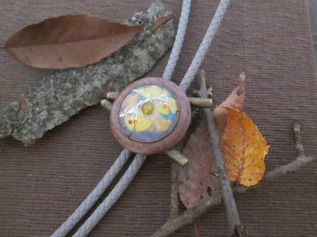 ループタイ Mサイズ 紐の長さ105cm 品名:イチョウの黄葉 | iichi 日々の暮らしを心地よくするハンドメイドやアンティークのマーケットプレイス