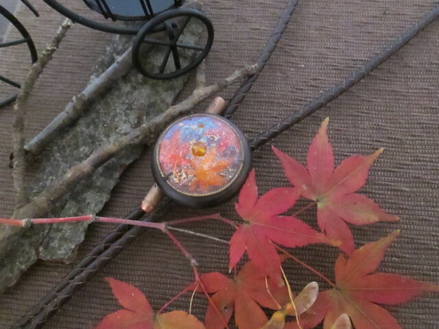 ループタイ Sサイズ 紐の長さ95cm 品名:モミジの紅葉 | iichi 日々の暮らしを心地よくするハンドメイドやアンティークのマーケットプレイス