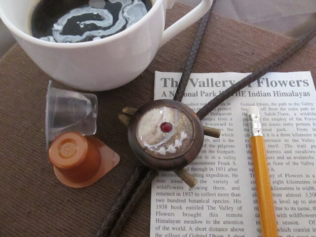 ループタイ Mサイズ 紐の長さ105cm 品名:カフェオレの色 | iichi 日々の暮らしを心地よくするハンドメイドやアンティークのマーケットプレイス