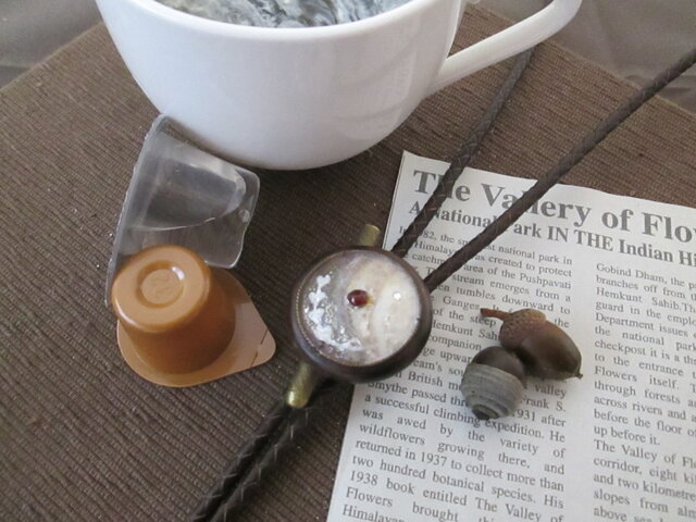 ループタイ Sサイズ 紐の長さ95cm 品名:カフェオレの色 | iichi 日々の暮らしを心地よくするハンドメイドやアンティークのマーケットプレイス