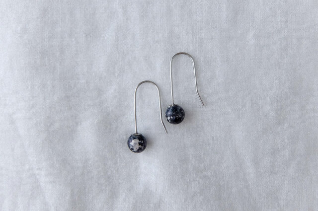 ピアス nuit long | iichi 日々の暮らしを心地よくするハンドメイドやアンティークのマーケットプレイス