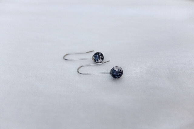 ピアス nuit long | iichi 日々の暮らしを心地よくするハンドメイドやアンティークのマーケットプレイス