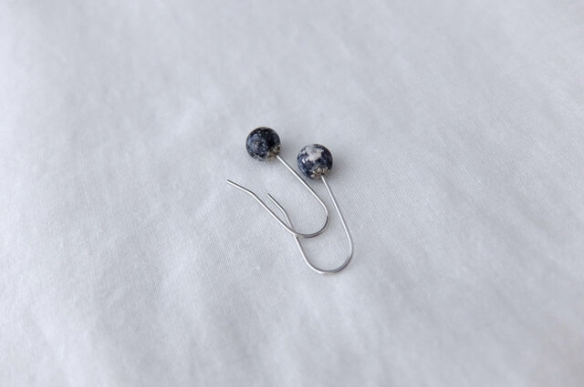 ピアス nuit long | iichi 日々の暮らしを心地よくするハンドメイドやアンティークのマーケットプレイス