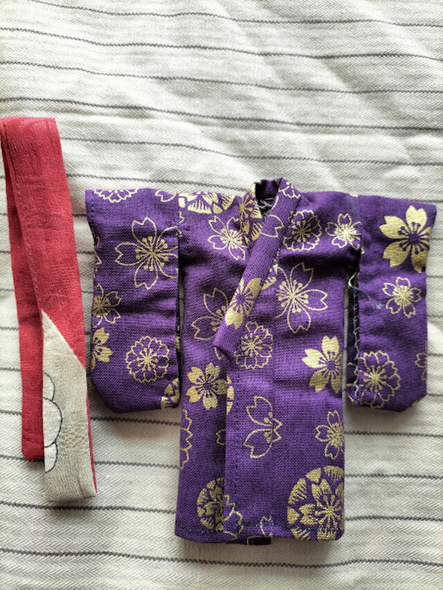 背丈15cm セリアドールの着物（5）（紫地色に金の花柄） | iichi 日々の暮らしを心地よくするハンドメイドやアンティークのマーケットプレイス