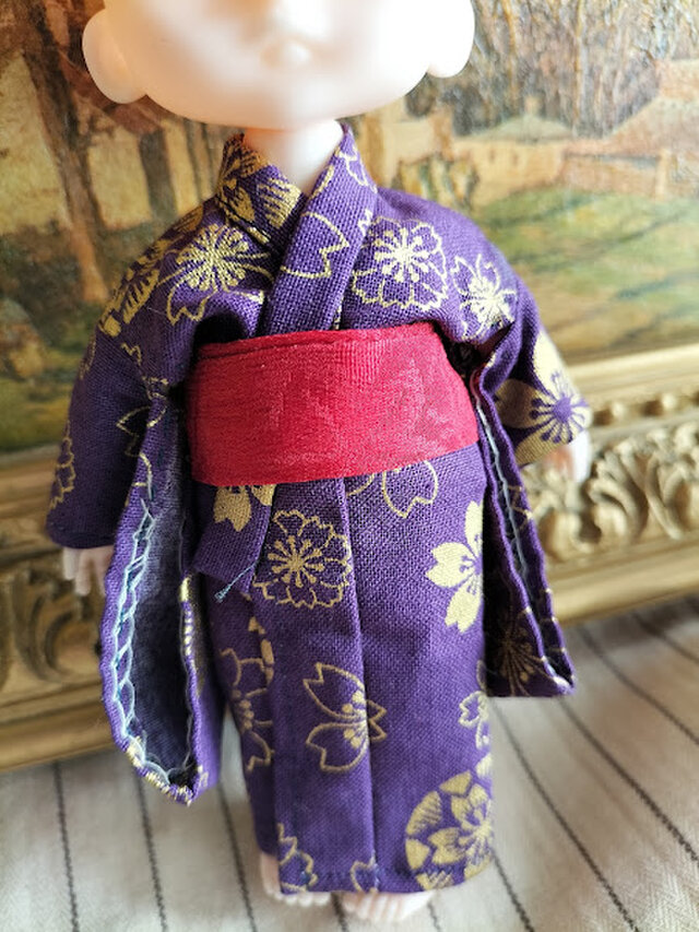 背丈15cm セリアドールの着物（5）（紫地色に金の花柄） | iichi 日々の暮らしを心地よくするハンドメイドやアンティークのマーケットプレイス