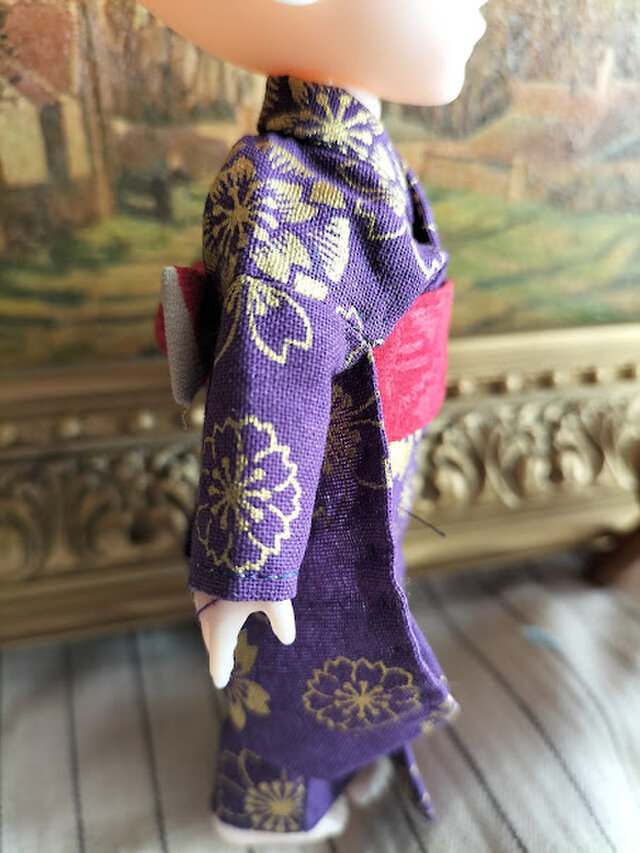 背丈15cm セリアドールの着物（5）（紫地色に金の花柄） | iichi 日々の暮らしを心地よくするハンドメイドやアンティークのマーケットプレイス