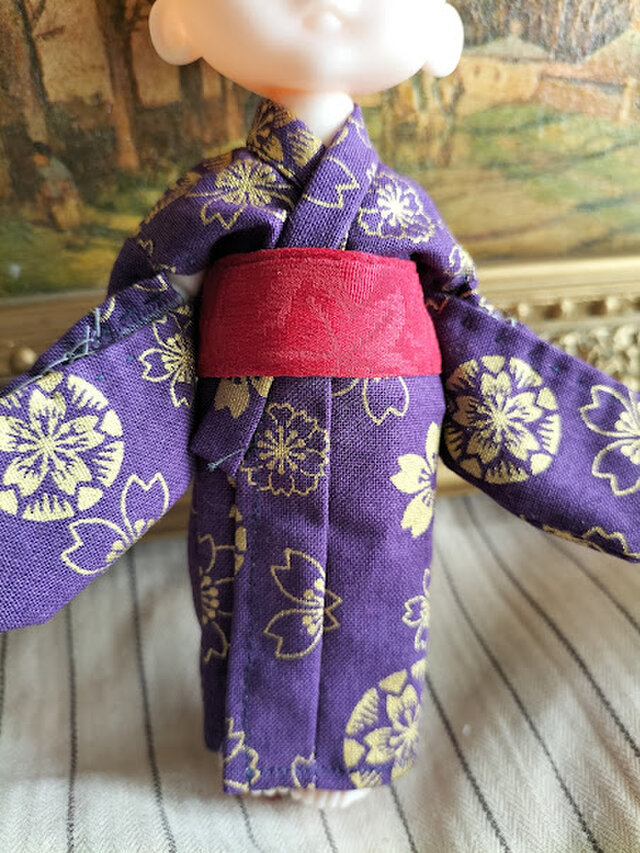 背丈15cm セリアドールの着物（5）（紫地色に金の花柄） | iichi 日々の暮らしを心地よくするハンドメイドやアンティークのマーケットプレイス