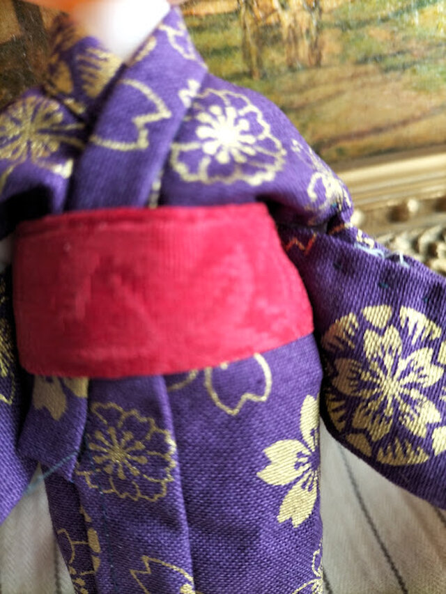 背丈15cm セリアドールの着物（5）（紫地色に金の花柄） | iichi 日々の暮らしを心地よくするハンドメイドやアンティークのマーケットプレイス