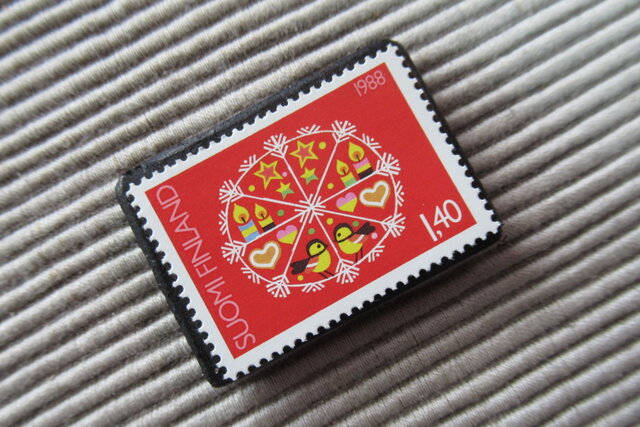 フィンランド クリスマス切手ブローチ8974 | iichi 日々の暮らしを心地よくするハンドメイドやアンティークのマーケットプレイス