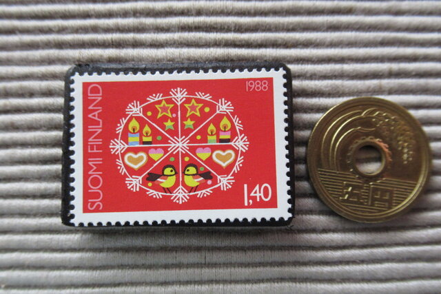 フィンランド クリスマス切手ブローチ8974 | iichi 日々の暮らしを心地よくするハンドメイドやアンティークのマーケットプレイス