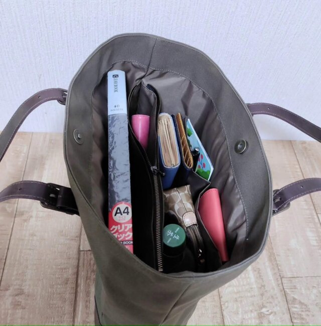 帆布×本革仕切りトートバッグ（オールドカーキ） | iichi 日々の暮らしを心地よくするハンドメイドやアンティークのマーケットプレイス