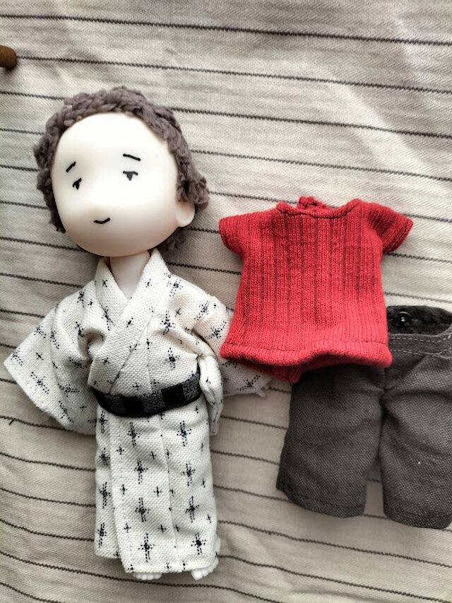 ★sale 背丈15cm 男の子セリアドールと服 AA 絣の着物 赤いシャツとパンツ | iichi 日々の暮らしを心地よくするハンドメイドやアンティークのマーケットプレイス