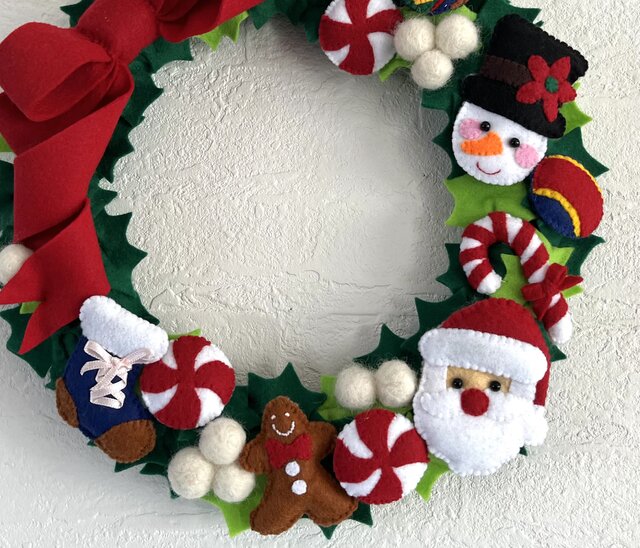 暖かみのあるフェルト・クリスマスリース | iichi 日々の暮らしを心地よくするハンドメイドやアンティークのマーケットプレイス