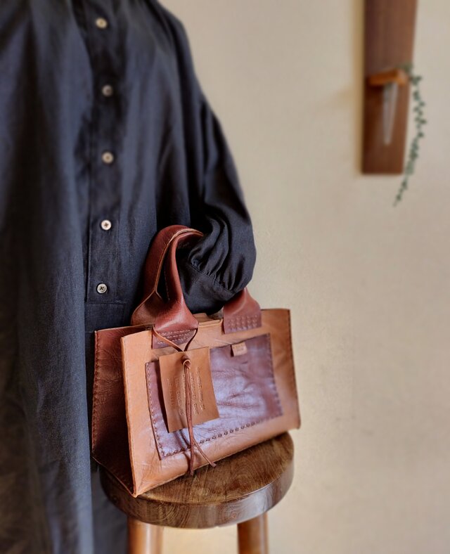 square tote 濃いヌメ色 濃いブラウン オイルワックスレザー | iichi 日々の暮らしを心地よくするハンドメイドやアンティークのマーケットプレイス