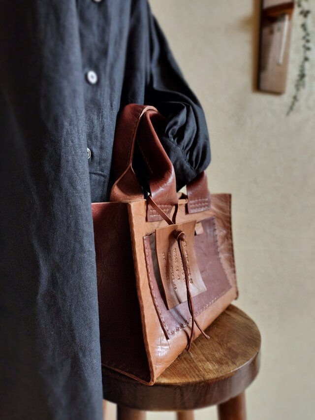 square tote 濃いヌメ色 濃いブラウン オイルワックスレザー | iichi 日々の暮らしを心地よくするハンドメイドやアンティークのマーケットプレイス