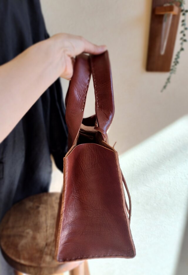 square tote 濃いヌメ色 濃いブラウン オイルワックスレザー | iichi 日々の暮らしを心地よくするハンドメイドやアンティークのマーケットプレイス