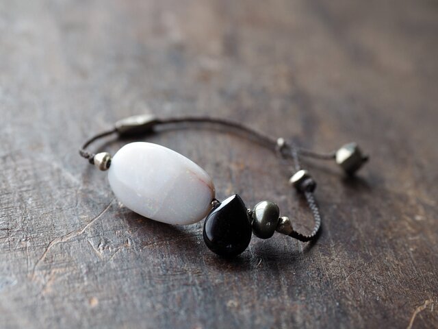 'stone mixed' wax-code bracelet | iichi 日々の暮らしを心地よくするハンドメイドやアンティークのマーケットプレイス