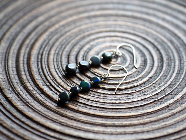 'black Opal' 4 coin pierce | iichi 日々の暮らしを心地よくするハンドメイドやアンティークのマーケットプレイス