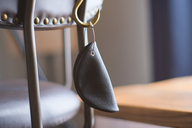 《REGINA》Circle Keycase Black | iichi 日々の暮らしを心地よくするハンドメイドやアンティークのマーケットプレイス