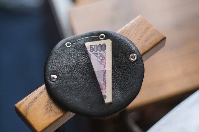 《REGINA》Circle Keycase Black | iichi 日々の暮らしを心地よくするハンドメイドやアンティークのマーケットプレイス