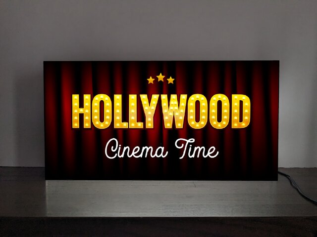 【Lサイズ】映画 上映中 ハリウッド シアター シネマ ビデオ DVD ブルーレイ 自宅 看板 置物 雑貨 ライトBOX | iichi 日々の暮らしを心地よくするハンドメイドやアンティークの ...