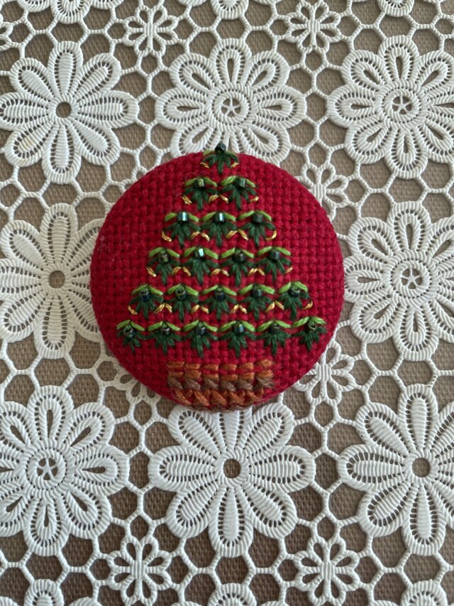 クリスマスブローチE丸 | iichi 日々の暮らしを心地よくするハンドメイドやアンティークのマーケットプレイス