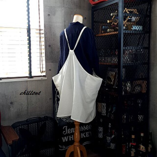 【背中がかわいい】エプロンドレス：ホワイト【0620】 | iichi 日々の暮らしを心地よくするハンドメイドやアンティークのマーケットプレイス