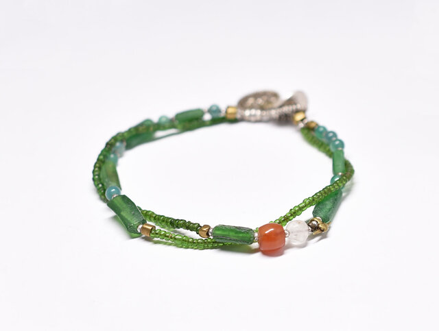 ミゾーラムカーネリアンと古代水晶、ローマングラス、グリーンシードビーズ、グリーン瑪瑙、oldインドシルバーチャームの2連ブレス | iichi 日々の暮らしを心地よくするハンドメイドや ...